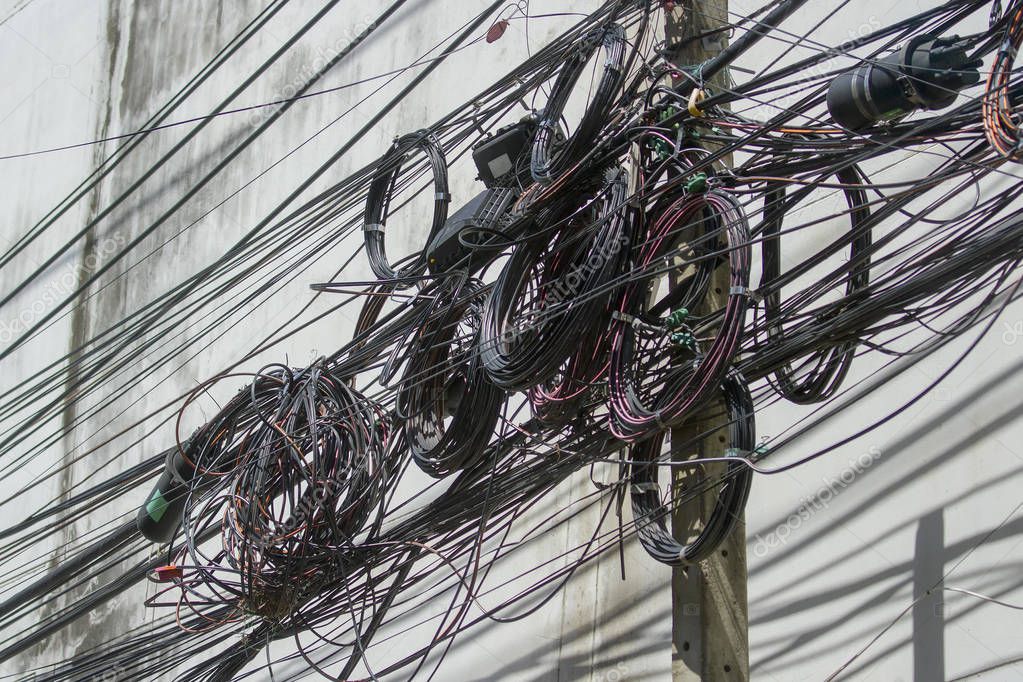 Cable eléctrico para estar ocupado en el poste eléctrico 2024