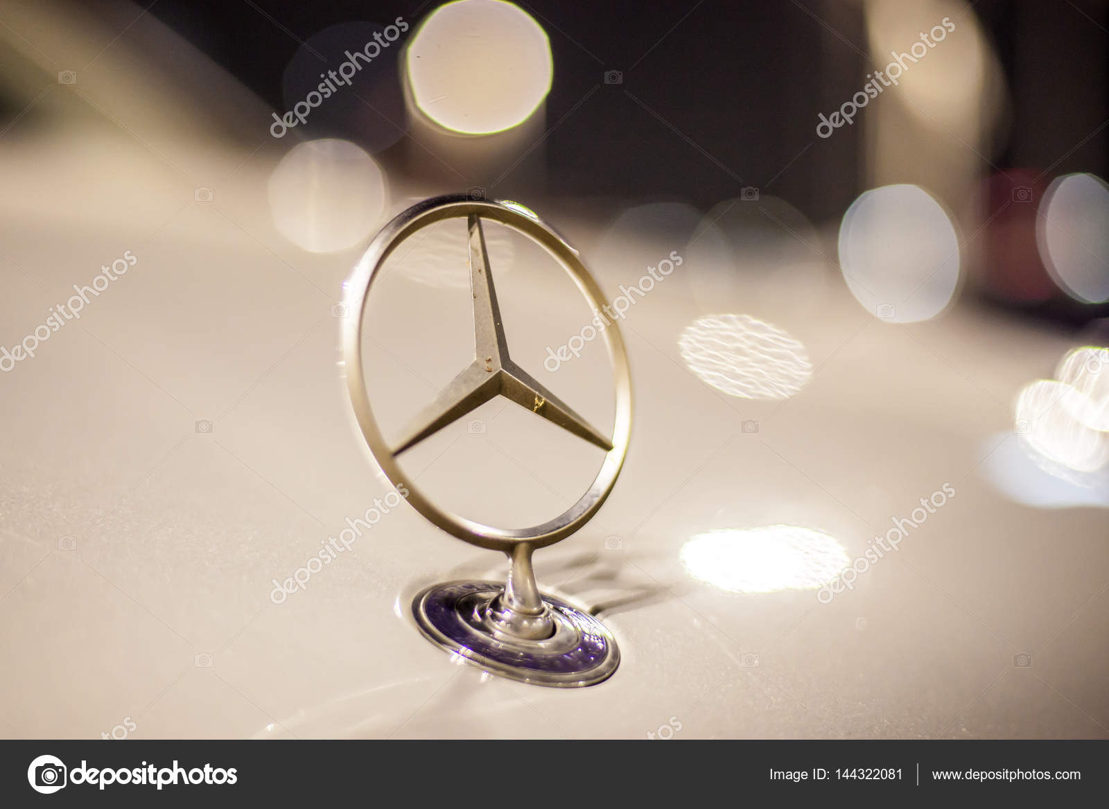 Mercedes Benz star on a car – Stock Editorial Photo © philipus #144322081