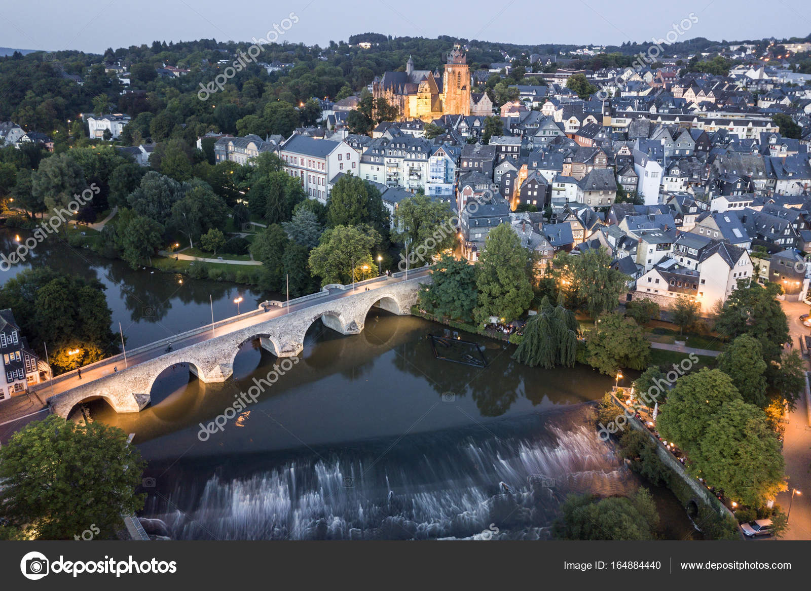 Miasta Wetzlar o zmierzchu, Niemcy — Zdjęcie stockowe © philipus #164884440