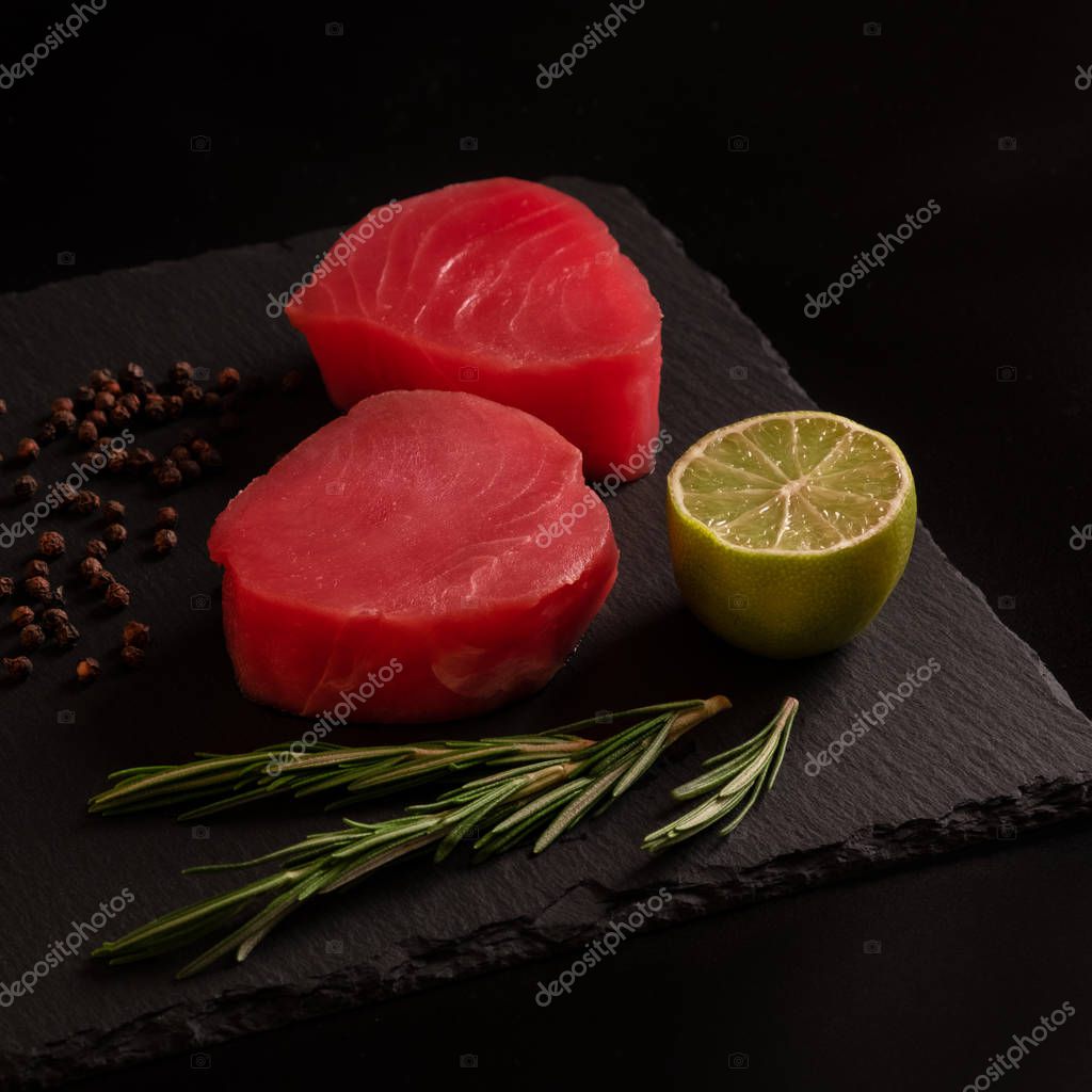 Filete fresco de atún crudo para filete en tabla de cortar con sal de ...