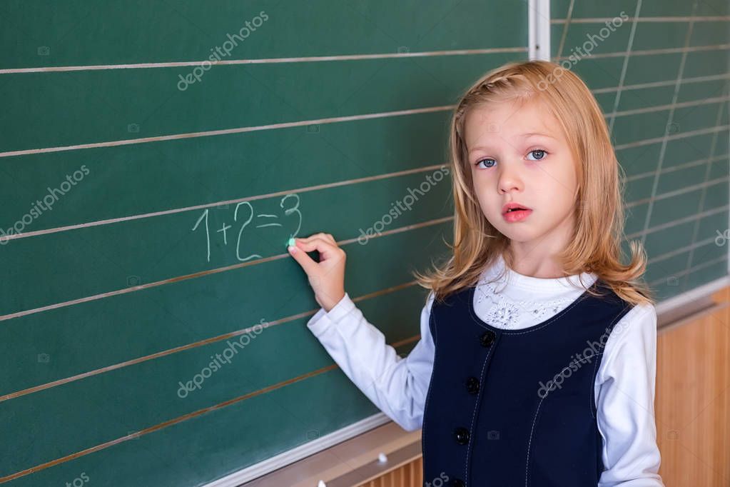 Alumna de primer grado una ni a escribiendo en pizarra verde en la lecci n de la escuela 2024