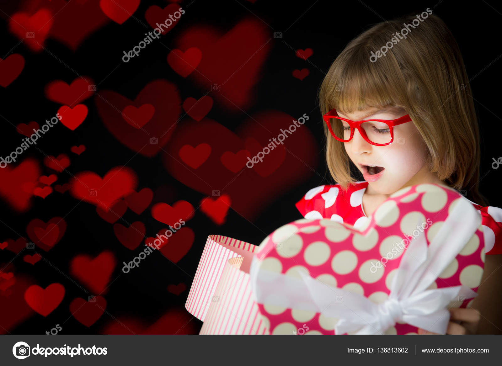 Happy girl open gift box Stock Photo by ©Yaruta 136813602