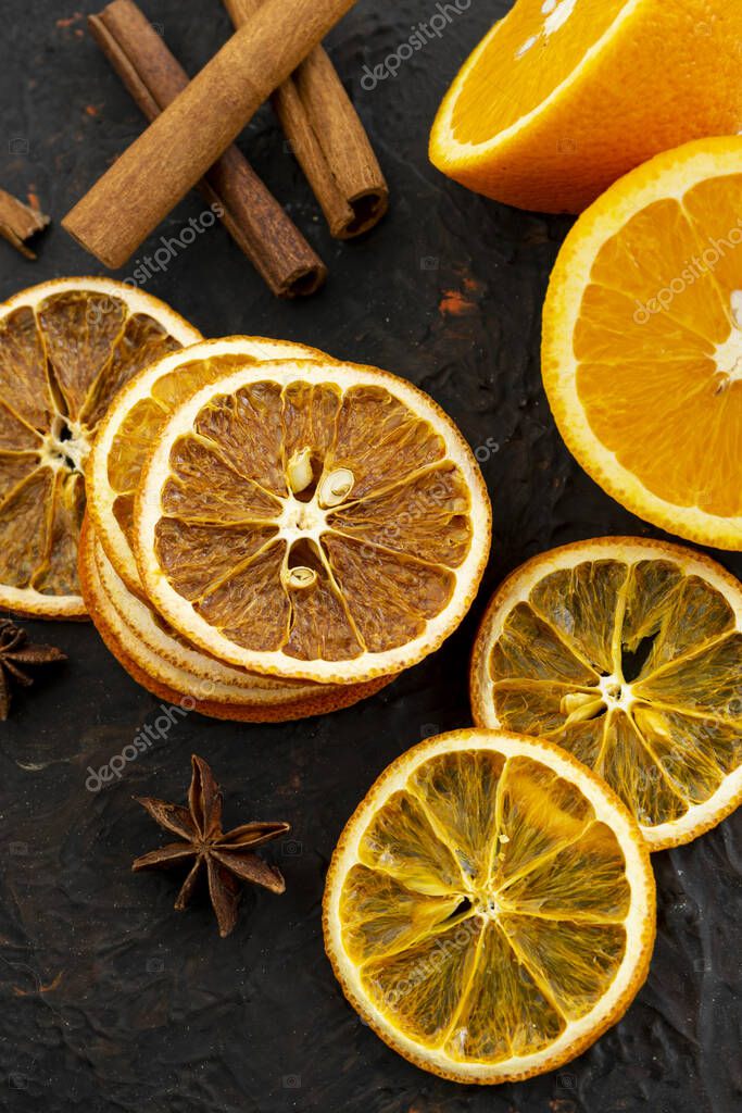 preparación del hogar. rodajas de naranja seca, rodajas, patatas fritas ...