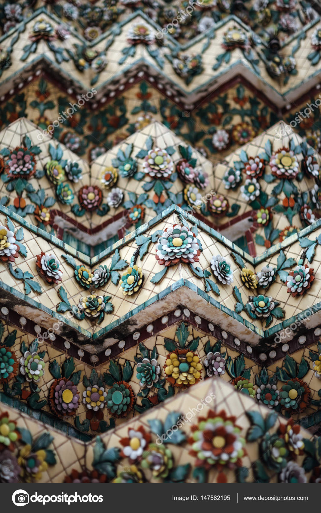 Mosaic wall pattern with floral elements — Stock Photo © Gladkov #147582195