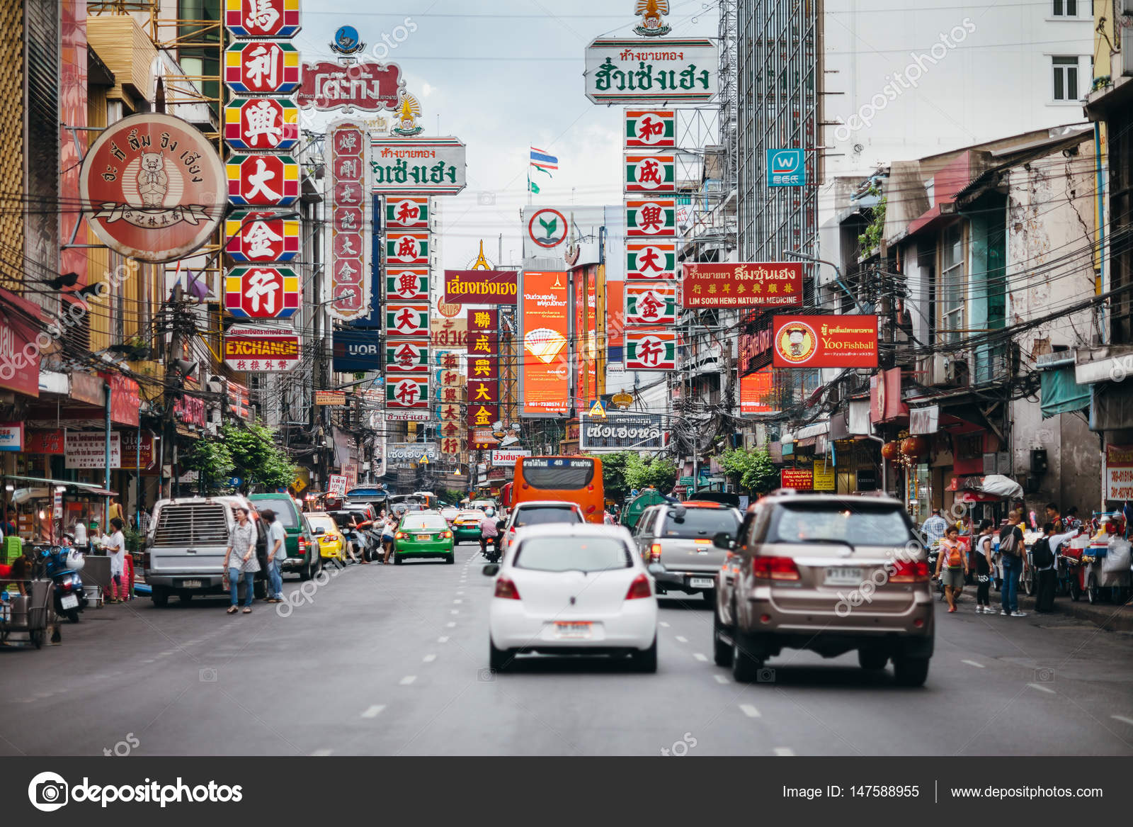 Cars and shops on Yaowarat road — Stock Editorial Photo © Gladkov #147588955