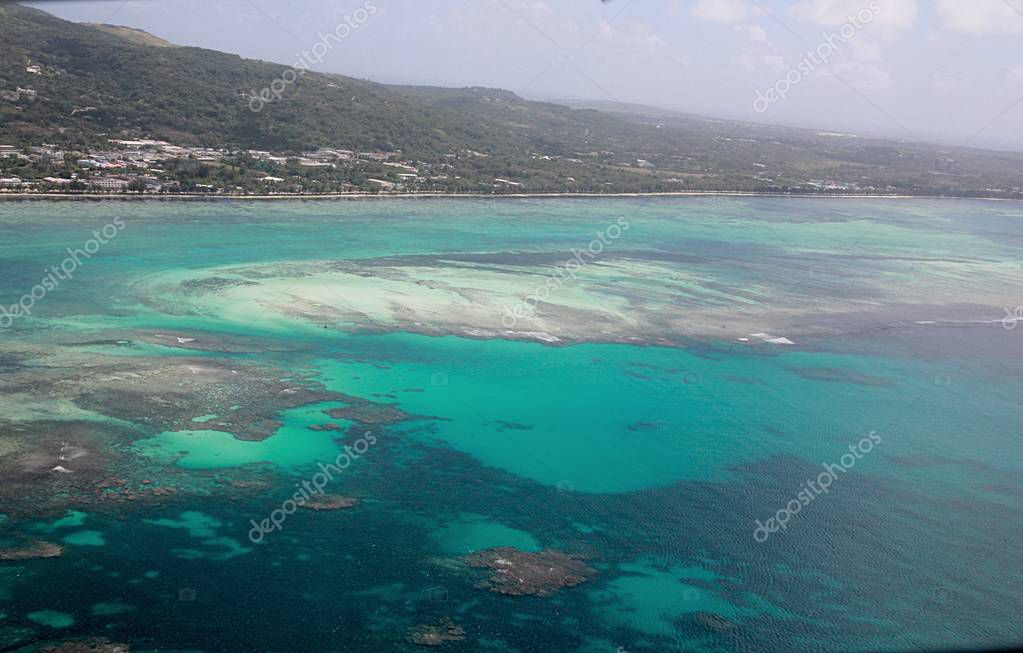Vista aérea de la laguna de Saipán con sus diferentes tonos de aguas ...