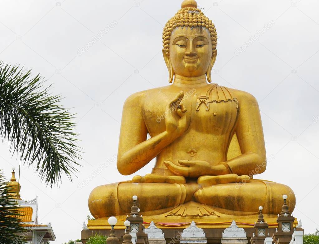 Primer plano del Buda de oro en el templo de Khaogong en Narathiwat, la ...