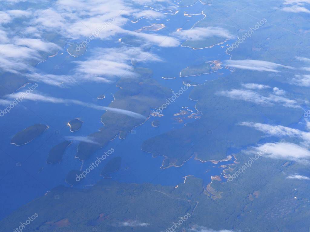 Vista aérea de islas e islotes que salpican la costa este, EE.UU.. 2022