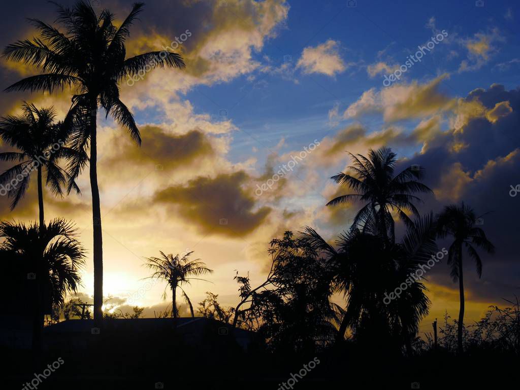 Colores cálidos con hermosas nubes en los cielos al atardecer 2022