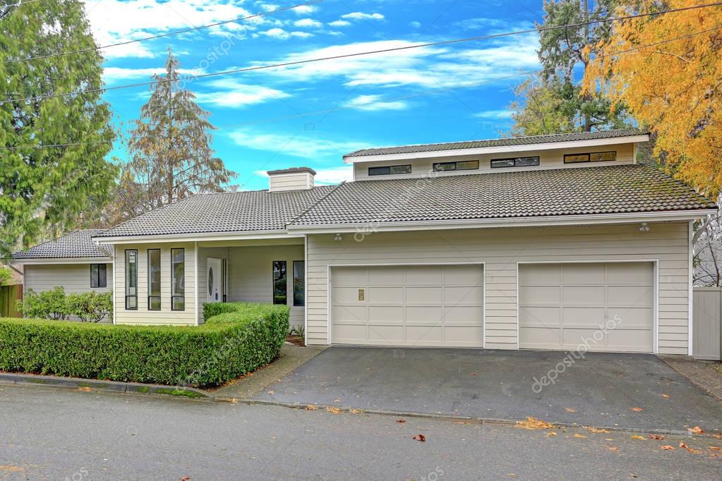 Exterior de la casa muy bien remodelado con seto de boj 2023