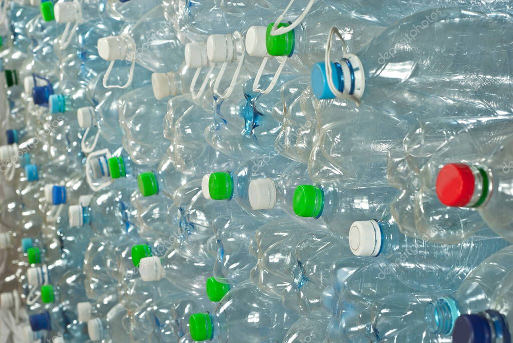 Se tiran muchas botellas de plástico. Textura de botellas transparentes ...