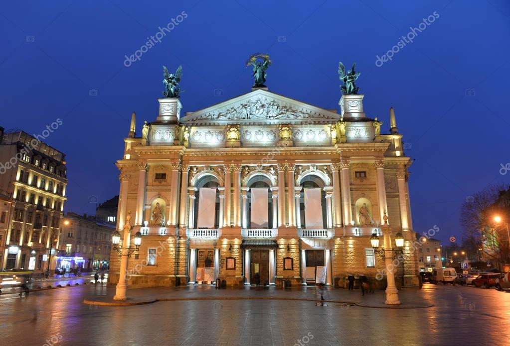 Lviv Opera House por la noche, Lviv, Ucrania 2024