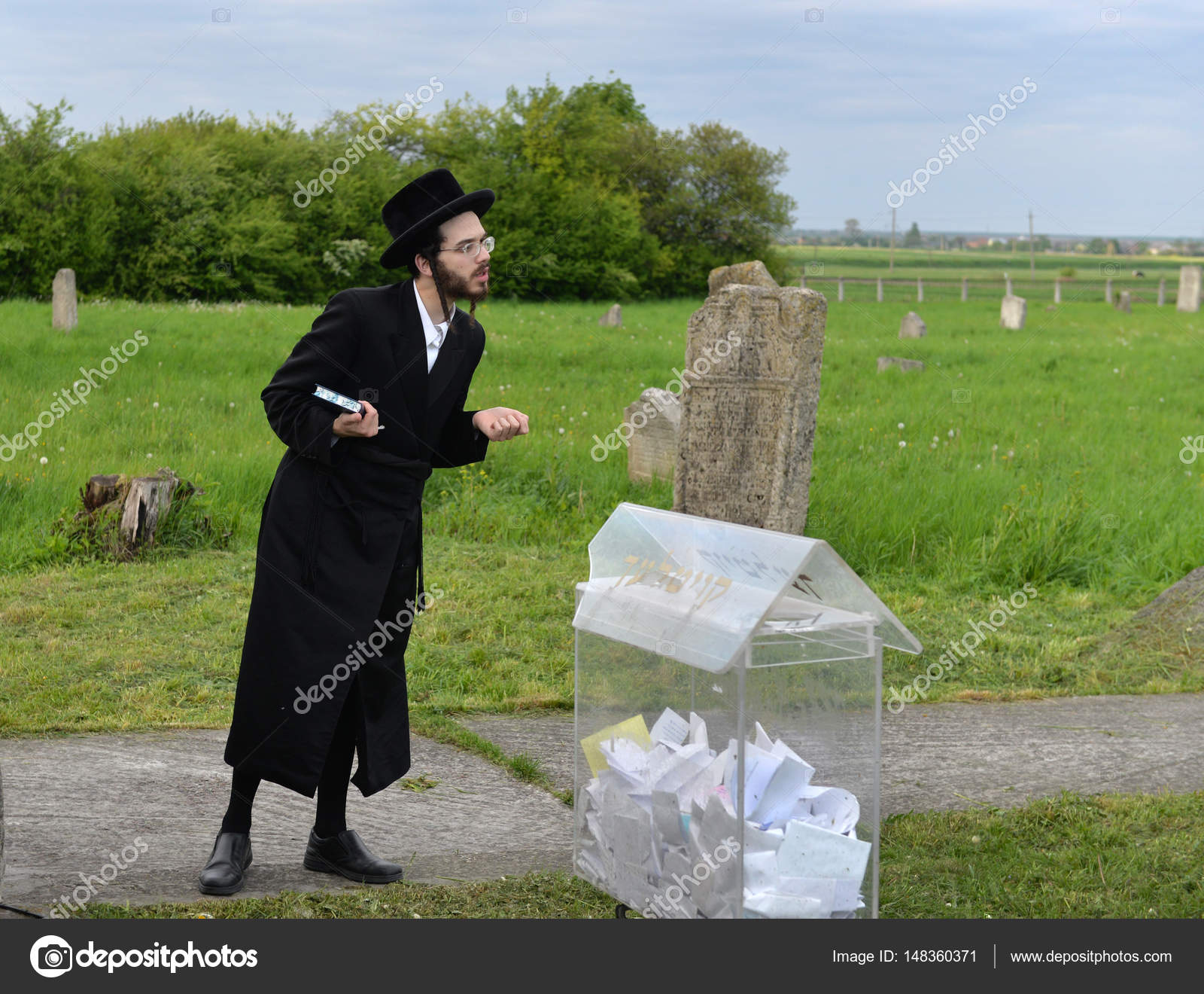 Ultra-orthodox Jews prayed on tombs of Tazdikim in Belz town, Lviv ...