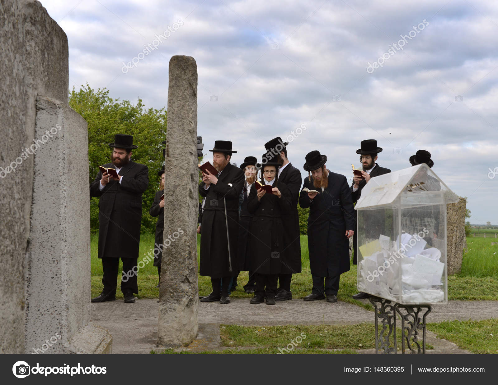 Ultra-orthodox Jews prayed on tombs of Tazdikim in Belz town, Lviv ...