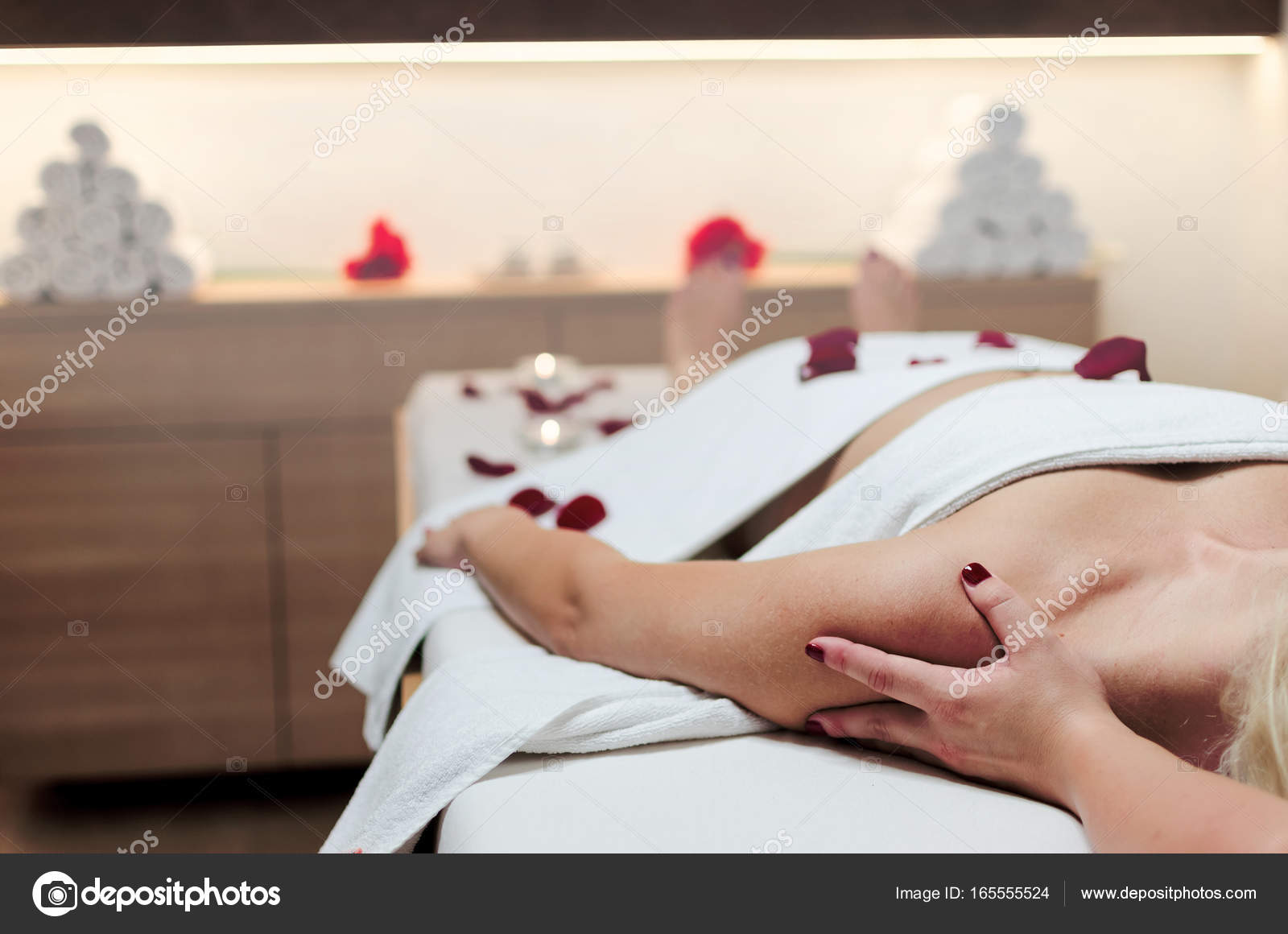 Mujer durante el masaje de hombros y brazos — Foto de stock #165555524 © focusandblur