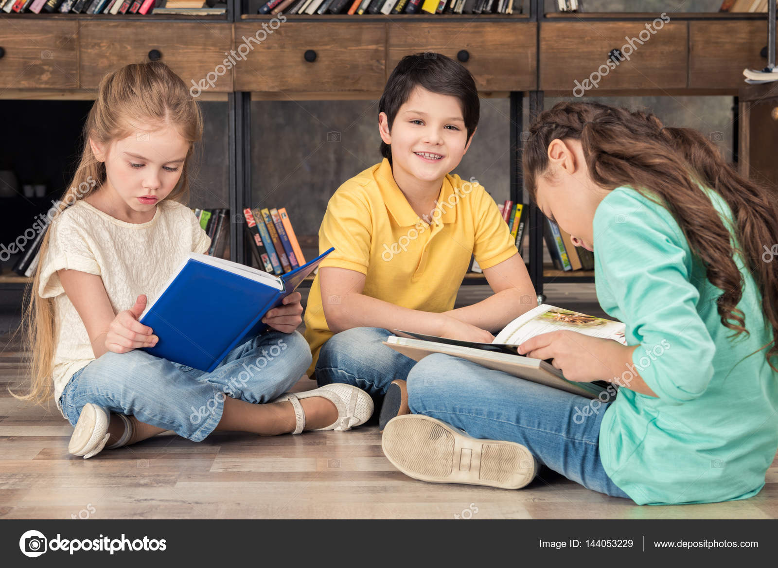 Classmates reading books — Stock Photo © ZaraMuzafarova #144053229