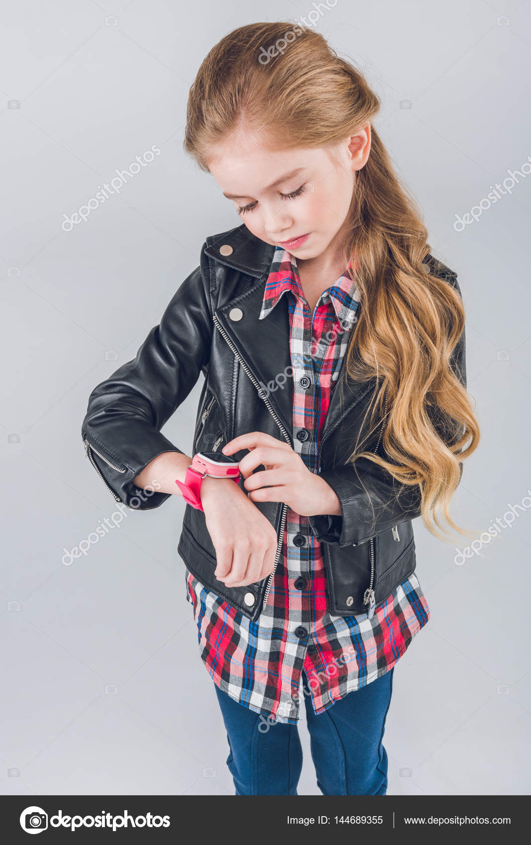 Girl using smartwatch — Stock Photo © ZaraMuzafarova #144689355