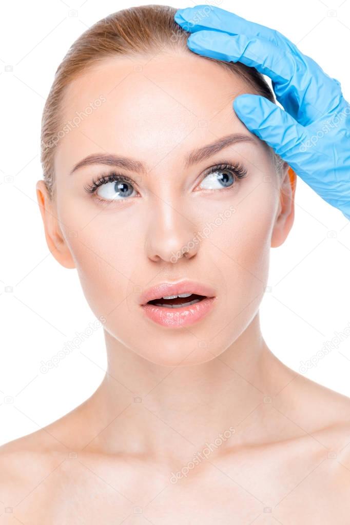 cosmetólogo examinando la cara del paciente 2022