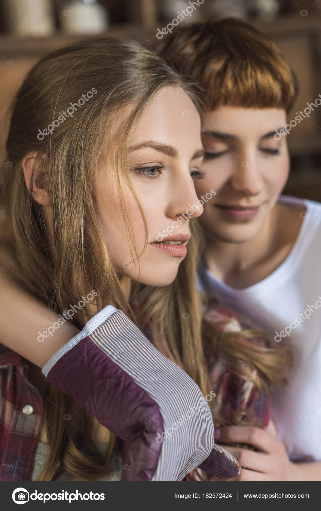 Young Lesbian Woman Oven Glove Embracing Her Girlfriend — Free Stock