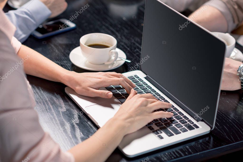 Persona que usa computadora portátil 2022