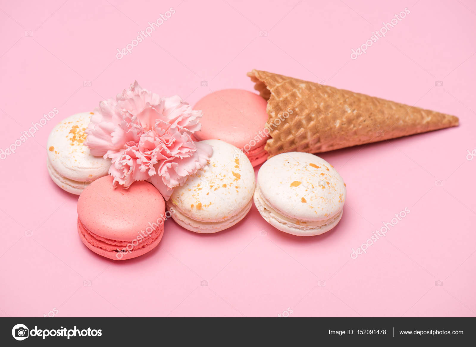 Fresh macarons in waffle cones — Stock Photo © K.Klimenko #152091478