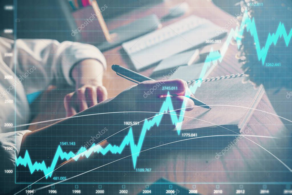 Gr ficos de divisas financieras que se muestran en las mujeres mano tomando notas de fondo ...