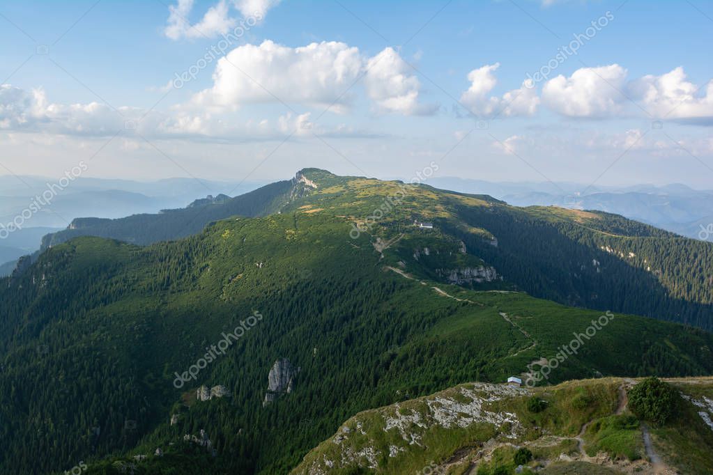Vista de los Cárpatos Orientales desde el Pico Toaka. Ceahlau de Toaka ...