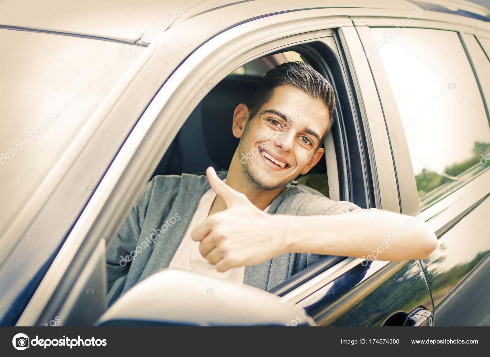 Junger Mann im Auto - Stockfotografie: lizenzfreie Fotos © carballo ...