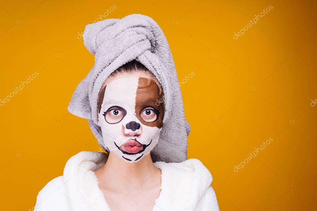 la mujer despu s de la ducha ha puesto o ha hecho la m scara que humedece o que humedece en ...