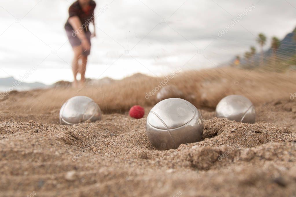 Playa. Un juego de Bocha. Brillantes bolas de plata para una bocha en ...