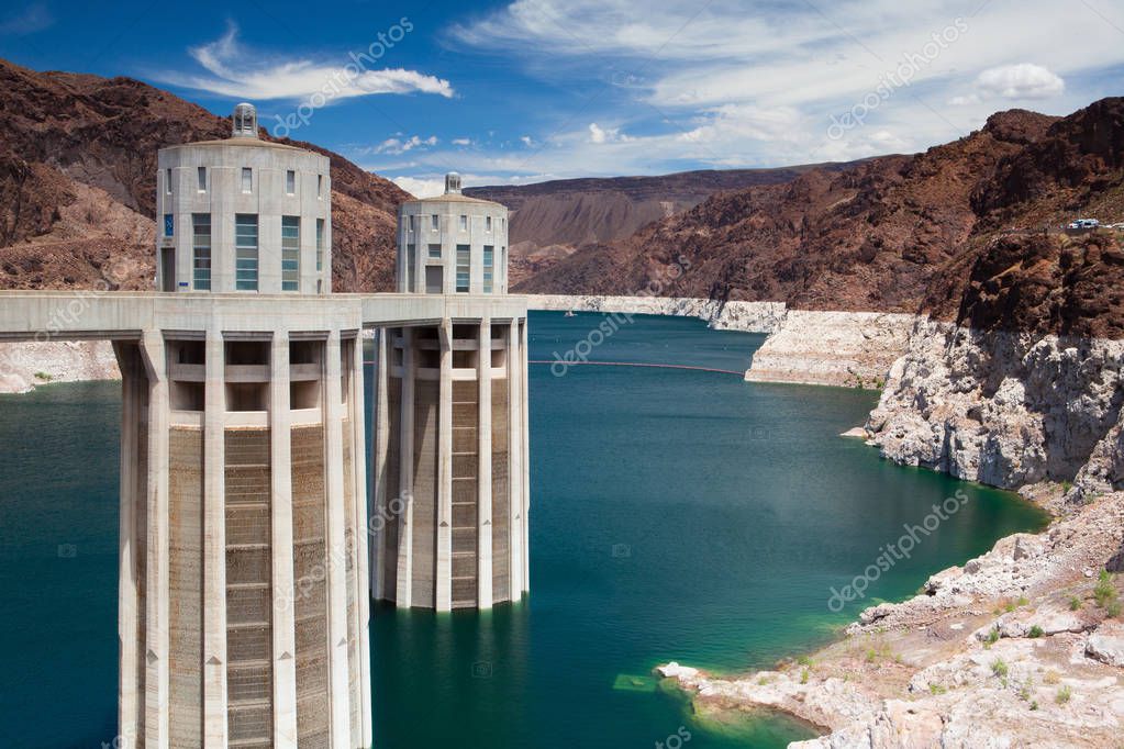 Hoover Dam Towers en el Lago Mead azul. La presa Hoover es una presa de ...