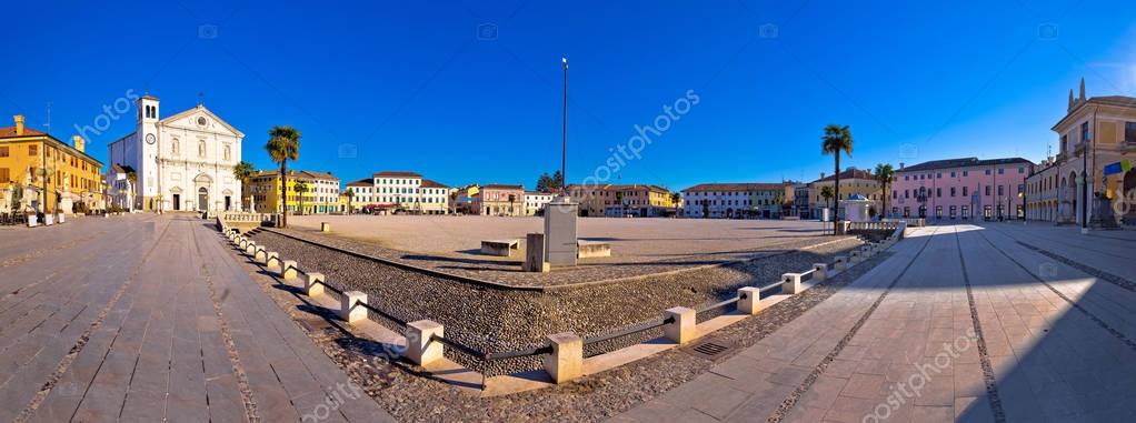 Plaza central en la ciudad de Palmanova vista panorámica 2023