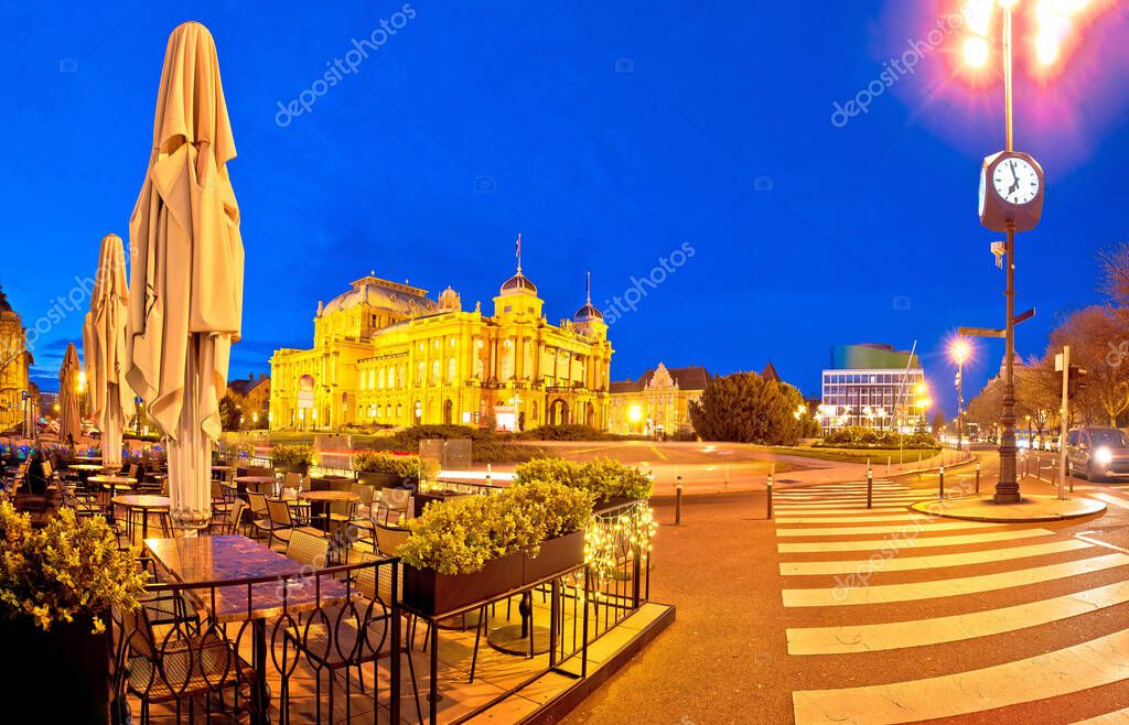 Zagreb. República de Croacia plaza advenimiento noche vista panorámica ...