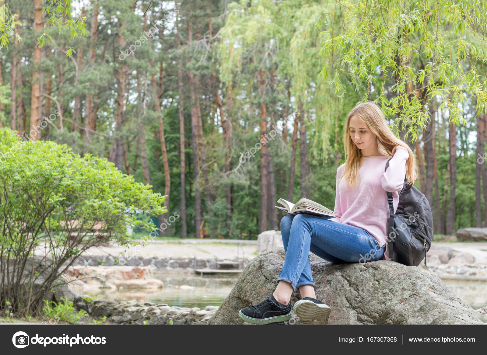Adolescente Mignonne Lisant Un Livre Dans Le Parc De La Ville Image