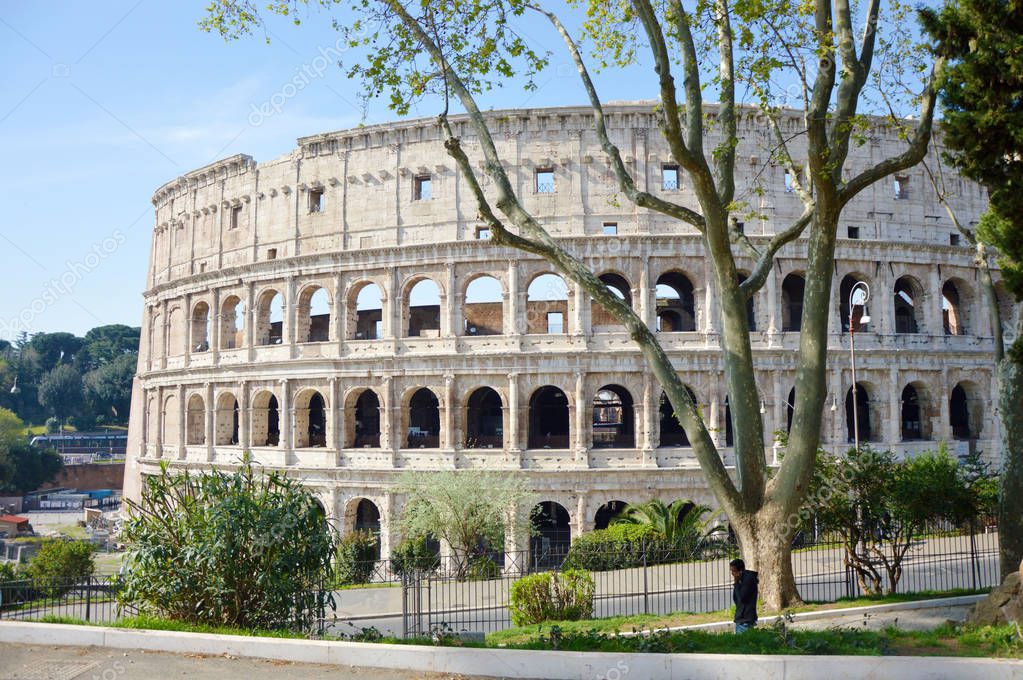 Vista del Coliseo desde el parque de Roma, Italia 2022