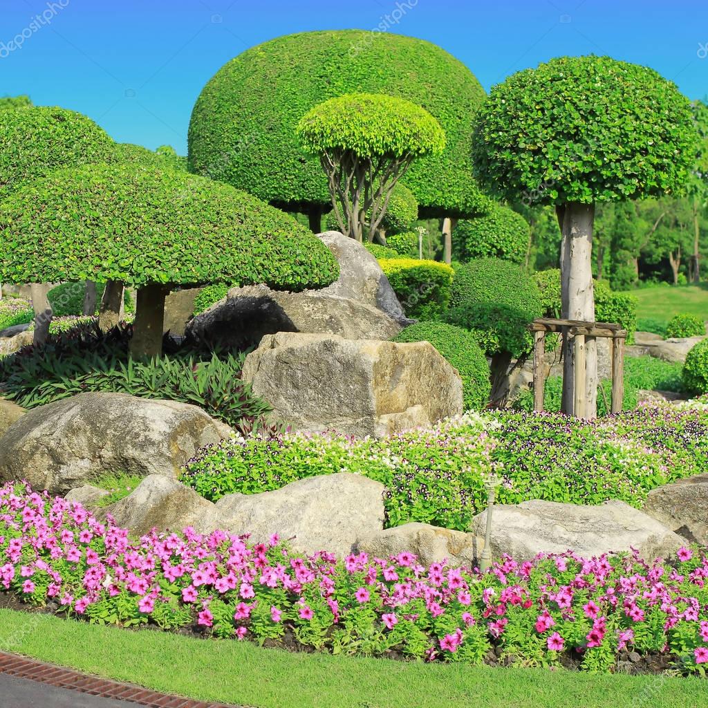 A beautiful park with trees and flowers. — Stock Photo © samart.tiw ...