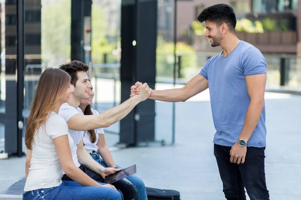 ᐈ Saludandose imágenes de stock, fotos dos personas saludándose ...