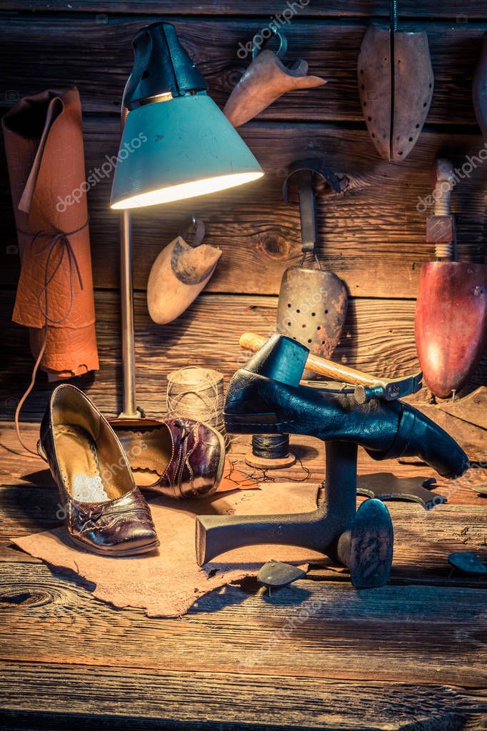 Antiguo lugar de trabajo zapatero con herramientas, zapatos para ...