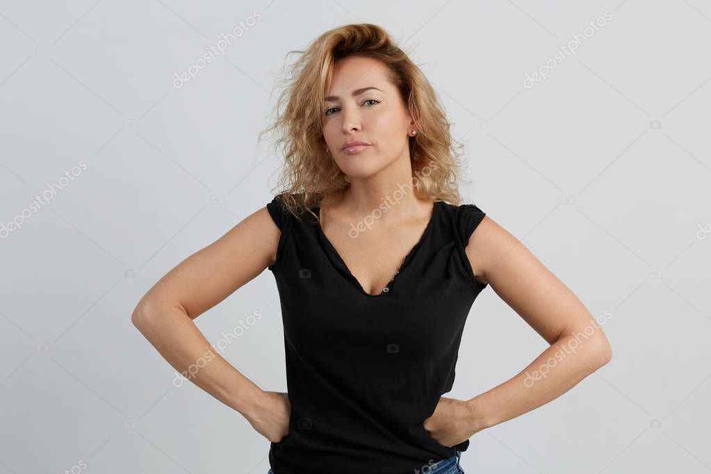 Emocional hermoso retrato de mujer adulta joven. Sesi n de estudio. Aislado sobre fondo blanco ...