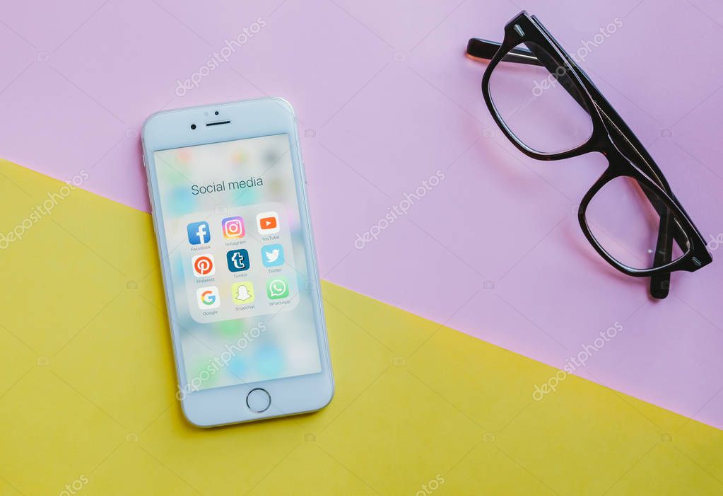 Iconos populares de redes sociales en pantalla 2023