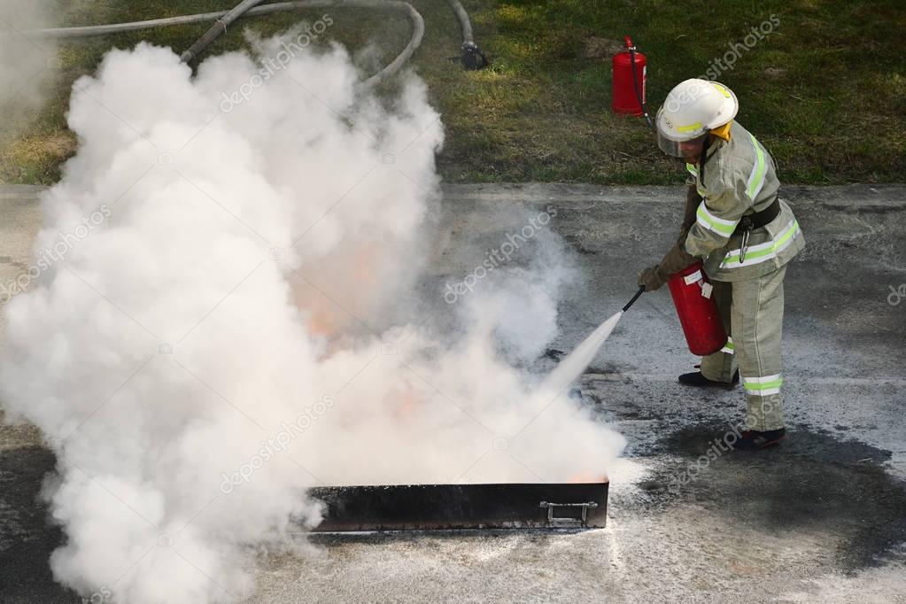 Bombero con extintor de incendios — Foto de stock © VAKSMANV101 #142985127
