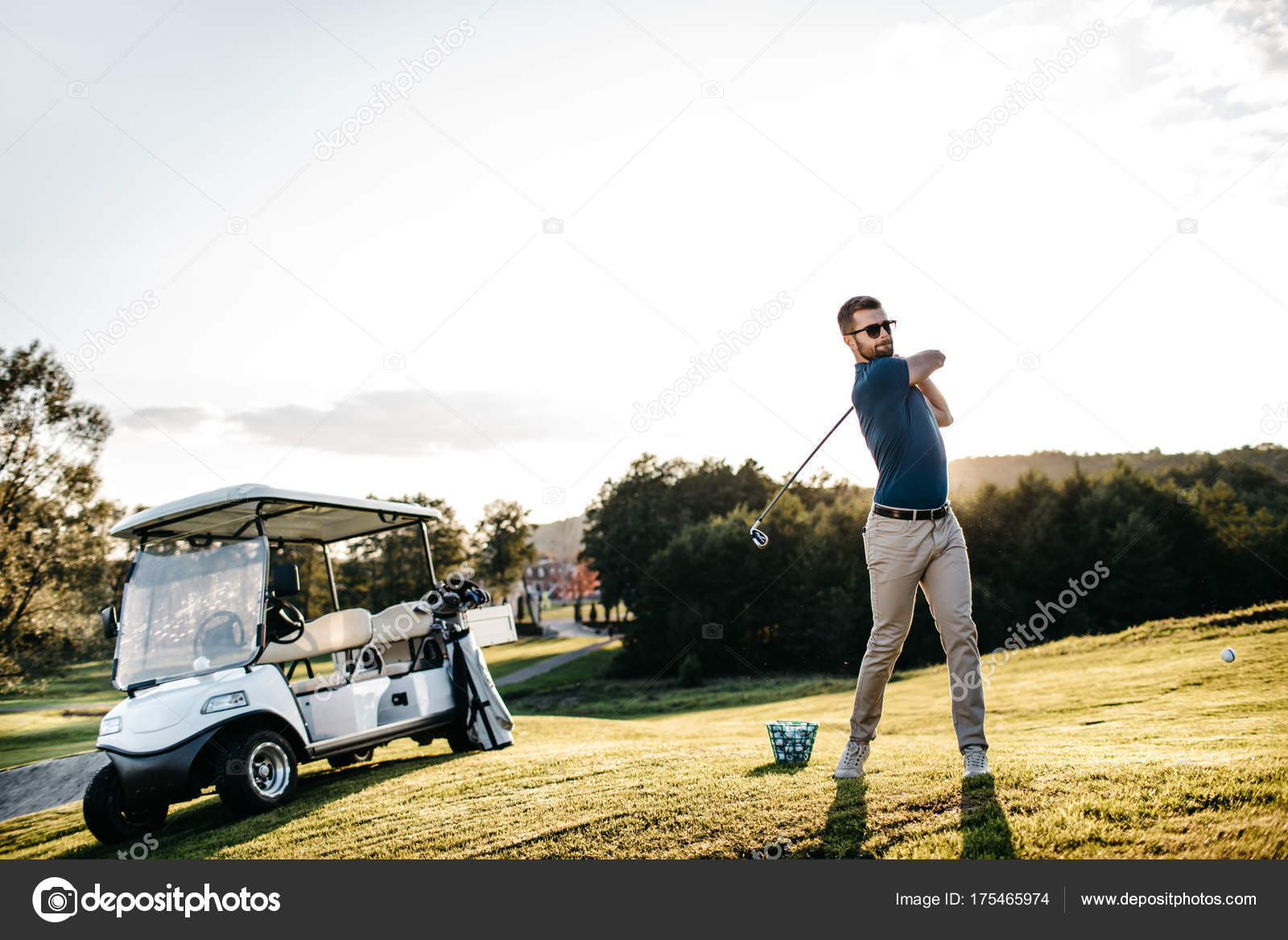 Man Playing Golf Golf Course Sun — Stock Photo © VAKSMANV101 #175465974