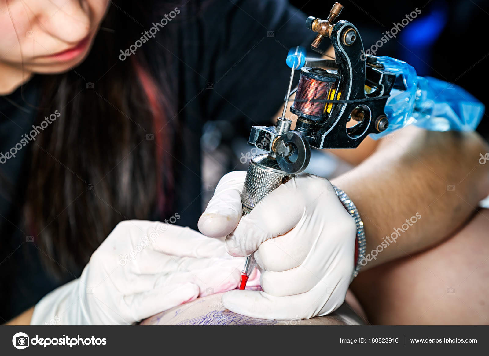 Close Hands Machine Doing Bird Tattoo Woman's Femur — Stock Photo ...