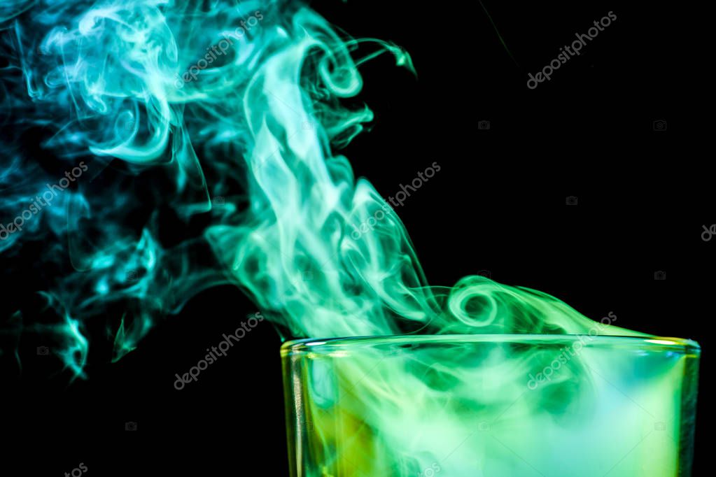 Un vidrio transparente de primer plano lleno de una peluca de una ...