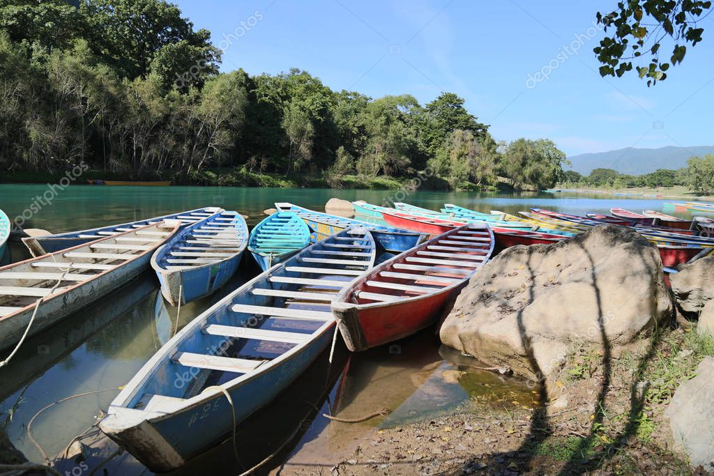 TAMUL, SAN LUIS POTOSI M XICO - 6 de enero de 2020: Coloridas canoas en ...