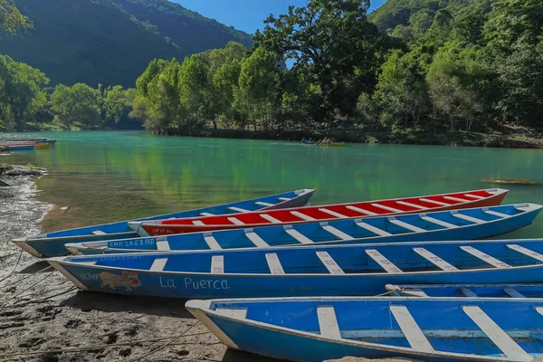 TAMUL, SAN LUIS POTOSI MÉXICO - 6 de enero de 2020: Coloridas canoas en ...