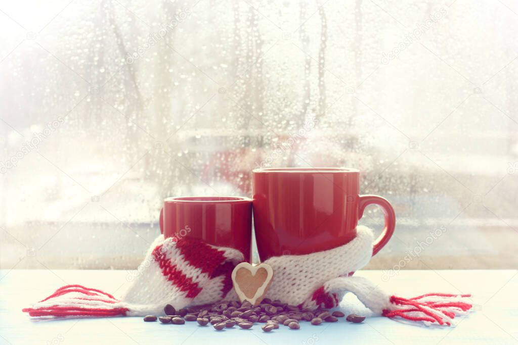 junto con su bebida de café favorita 2024