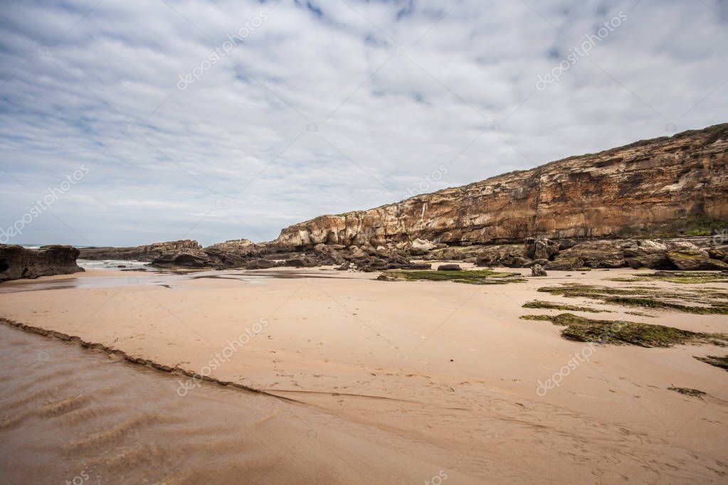 Rocas en la playa y paisajes de la costa. 2024