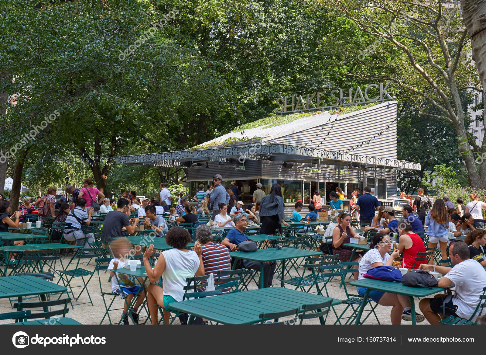 Shake Shack restaurant in Madison Square Park with people sitting ...