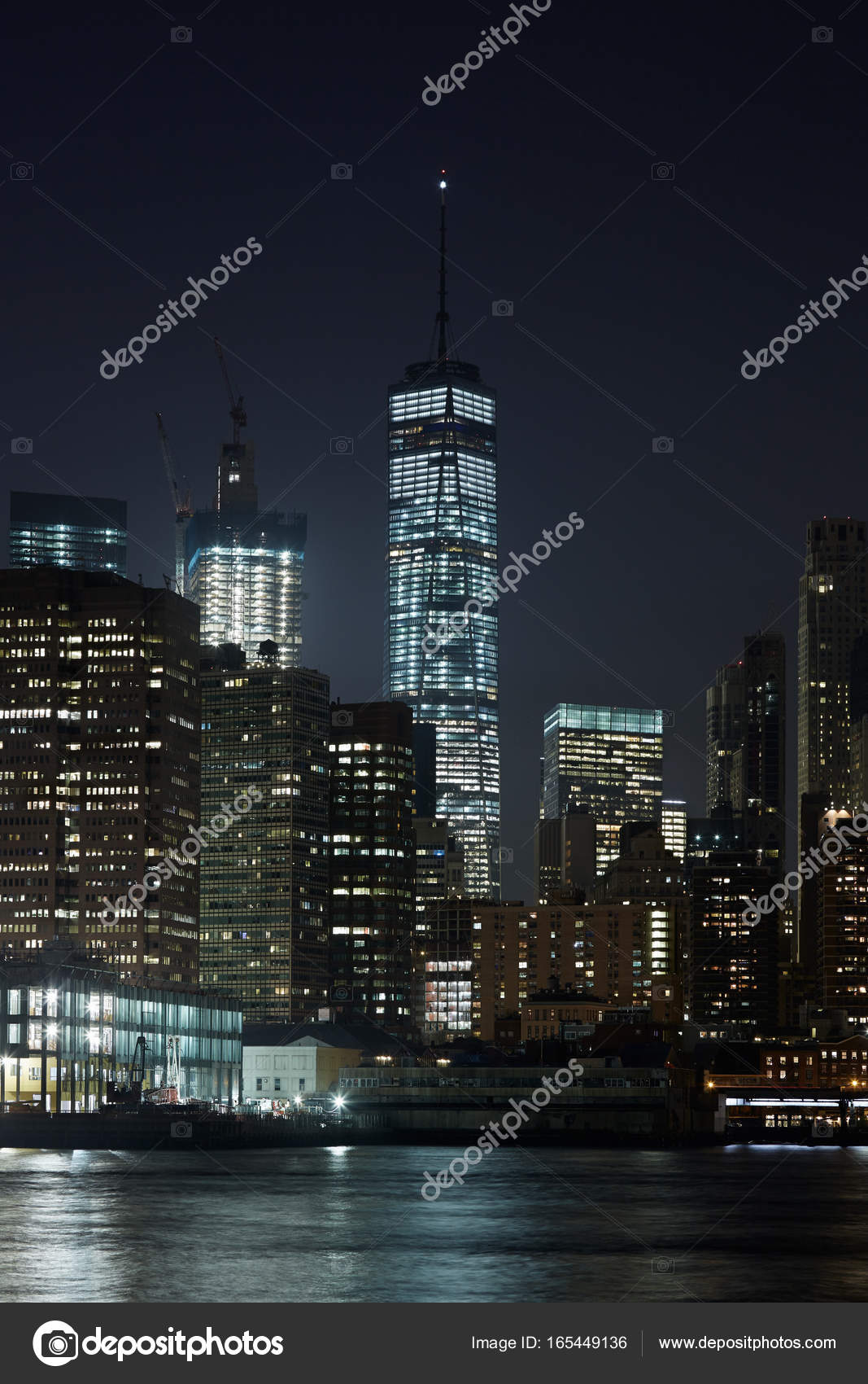 One World Trade Center skyscraper illuminated in New York at night ...
